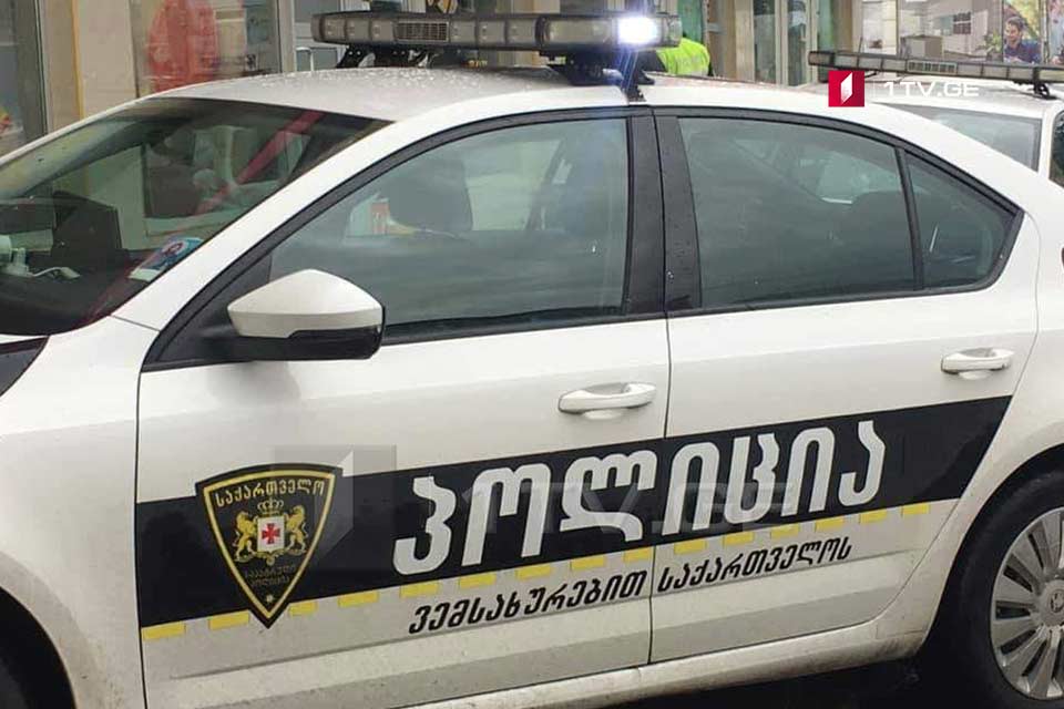 სამართალდამცველი, რომელიც ლისის გზაზე საპატრულო პოლიციის ავტომანქანით ...