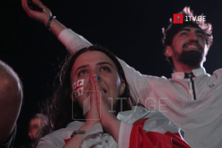 ქართველი გულშემატკივრები მესხის სტადიონზე ხვიჩა კვარაცხელიას გოლის ...