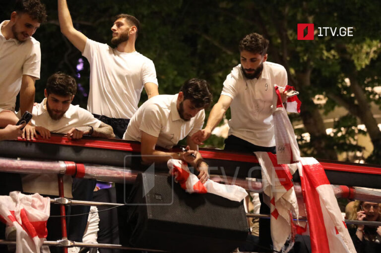 ეროვნული საფეხბურთო ნაკრები თავისუფლების მოედანზე [ფოტო, ვიდეო] - 1TV