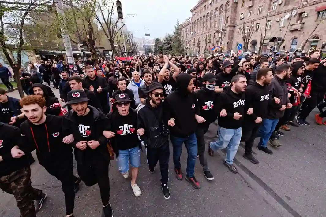 ერევანში სომხეთი-საქართველოს მატჩამდე გულშემატკივრების ორი მსვლელობა ...