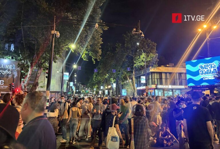 Protesters block road, pitch two tents near Tbilisi State University - 1TV