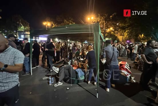 Protesters block road, pitch two tents near Tbilisi State University - 1TV